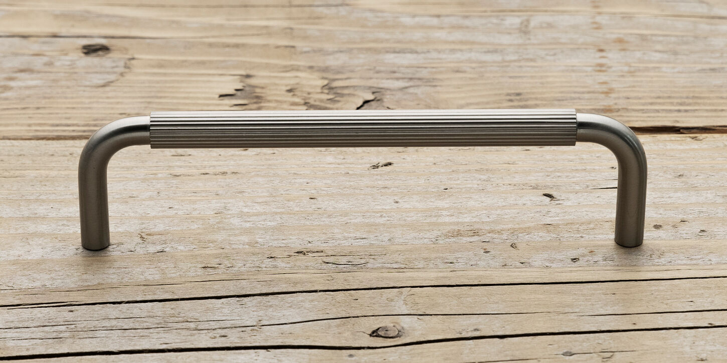 Køkkengreb i rustfrit stål med linjeret overflade - 128mm - Genbyg